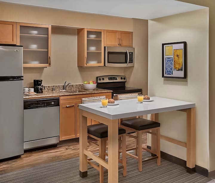 Homelike Suite With Full Kitchen! Pets Allowed! - Kirkwood, MO