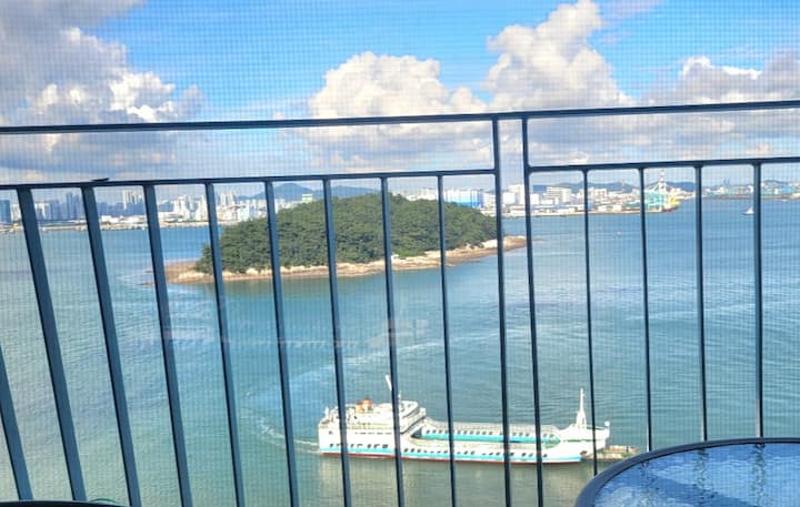 고층전면오션뷰/12시 체크아웃/청라하늘대교전망대 첫번째호텔/비대면/공항/전기메트/Ott무료 - South Korea