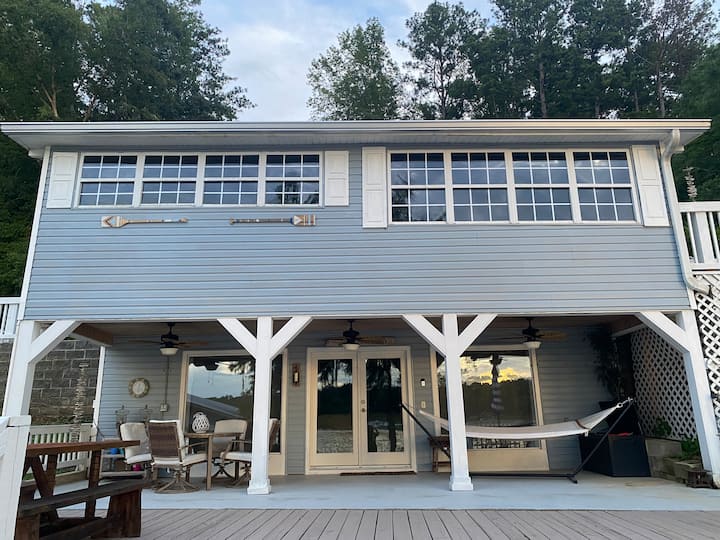 Gorgeous Gantt Lake House - King Bed + Kayaks - Alabama