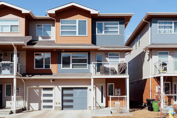 Modern Townhouse + A/c , Self Check-in & Parking - Edmonton