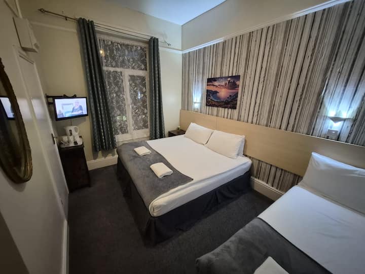 Hotel 1st -Floor Ensuite Family Room – Sleeps 3 - Portsmouth