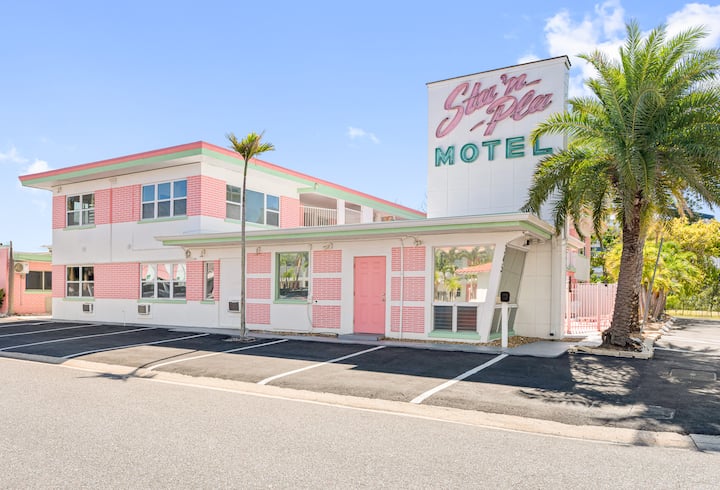 3 Min To Beach ~ Pool ~ Free Parking ~ - Clearwater Beach, FL