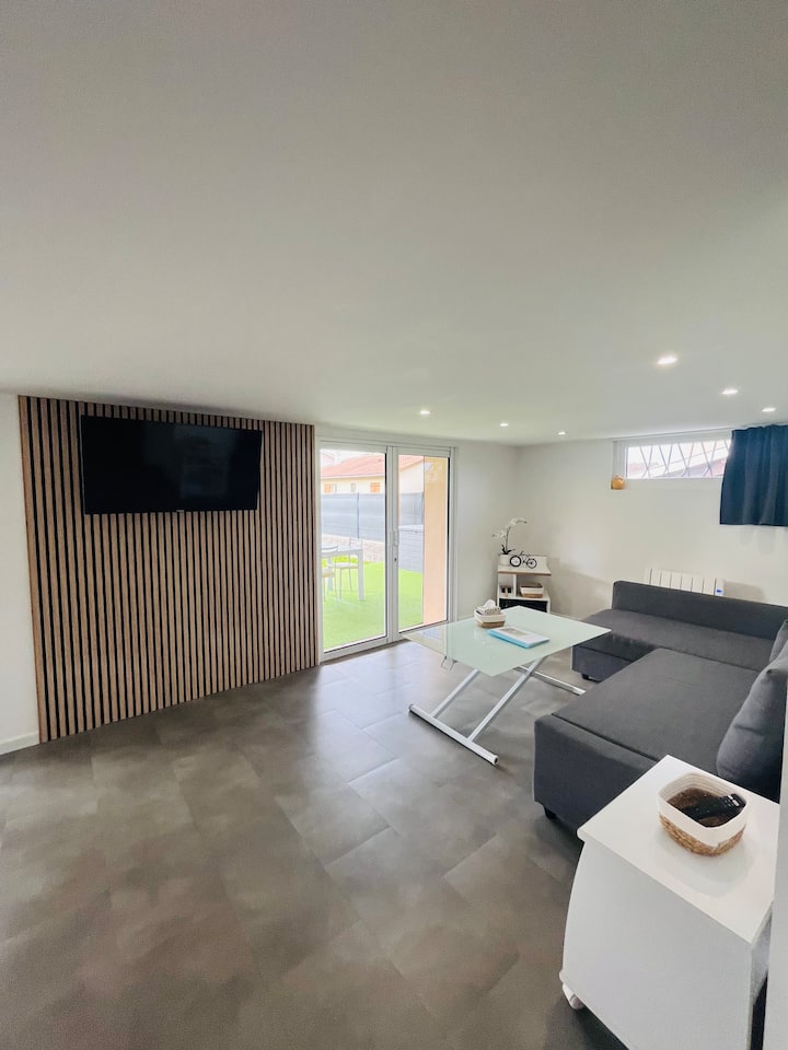 Rez-de-jardin Cosy Avec Jardin Et Parking - Solaize