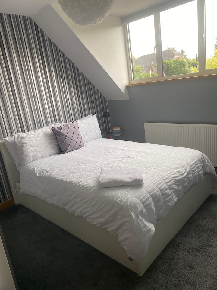 Quiet Room With Full Private Bathroom - イギリス ビーコンズフィールド