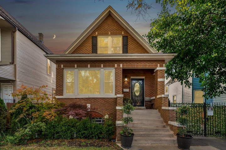 H&h 1896 - Spacious, Fully Stocked, & Free Parking - Chicago, IL