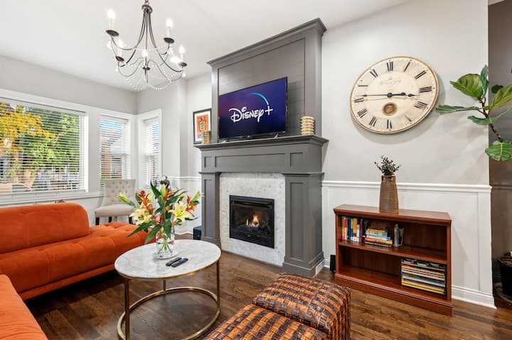 H&h 1896 - Spacious, Fully Stocked, & Free Parking - Chicago