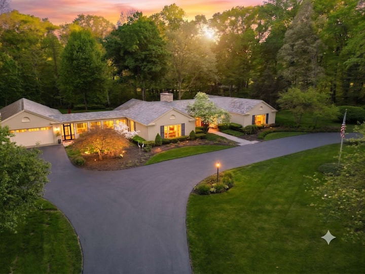 Audubon Acres L Pool Table & Outdoor Dining - Lake Michigan Beach, MI