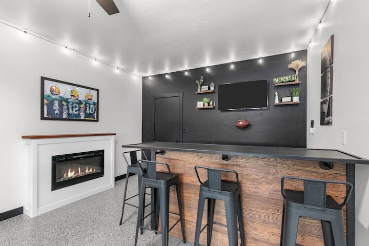 Green Bay Getaway - 4 Min Walk To Lambeau & Resch - Green Bay, WI