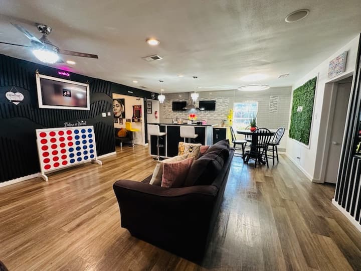 Family Fun Home 4 Kids & Adults Social Retreat! - DeSoto, TX