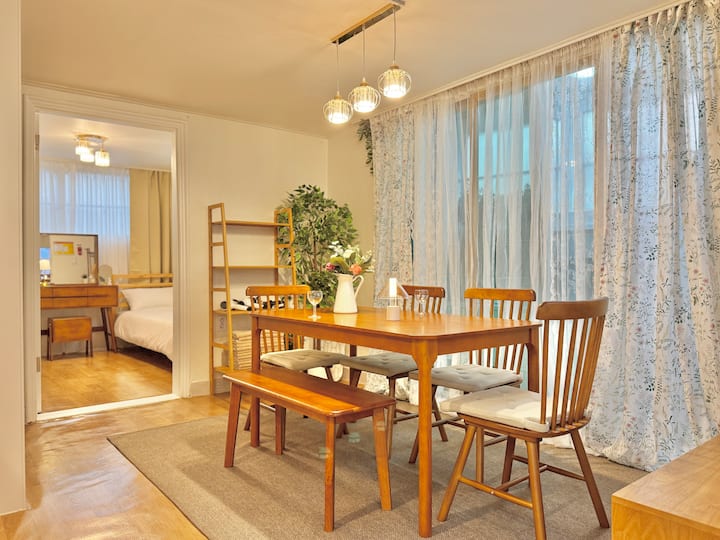 [Renewal B02] 홍대입구역3분 방3, 침대5, 화장실1, 편의점 10초,위치최상 - Seoul