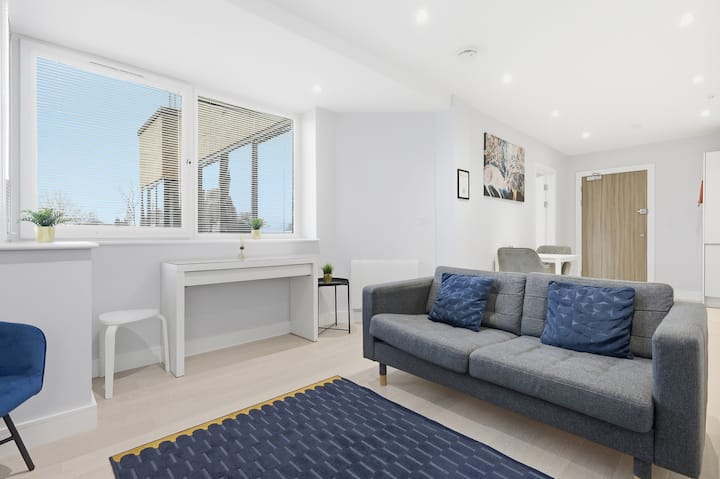 Serviced Central Flat With Parking - Brentwood