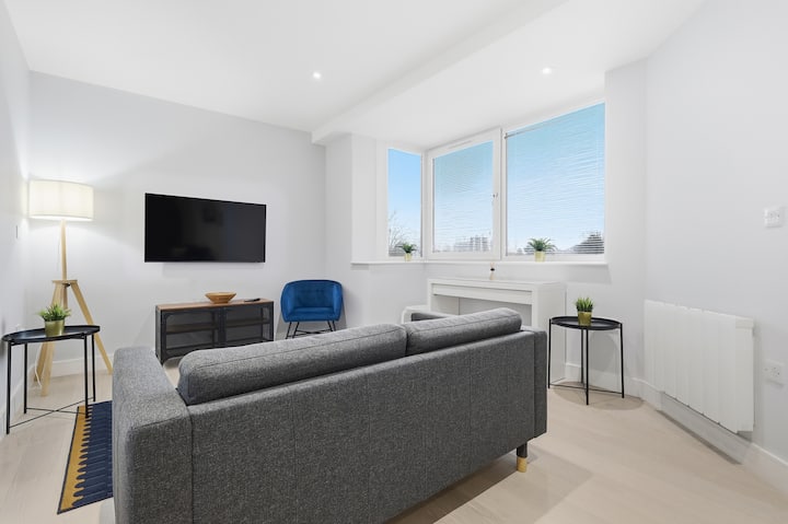 Serviced Central Flat With Parking - Brentwood