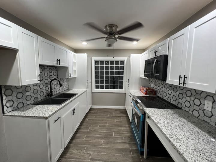 Complete Apartment Behind House - Pasadena