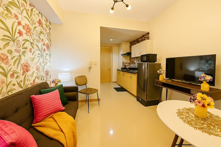 Fab Crib W/ Balcony + Netflix & Wifi - Quezon City
