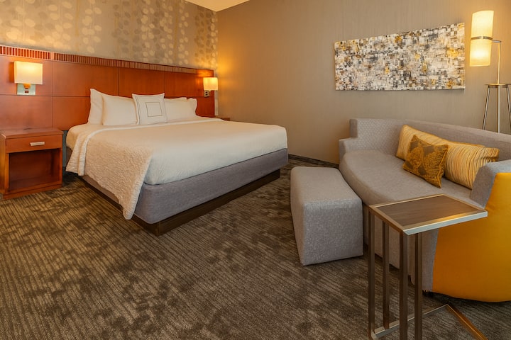 Minutes Away From Christiana Mall! W/ Indoor Pool! - New Castle, DE