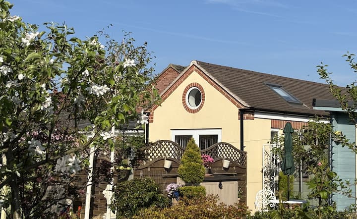 The Garden Cottage In Hinckley Leicestershire - Nuneaton