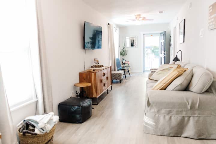 Pensacola Elegant Escape | Downtown & Beach Access - Pensacola, FL