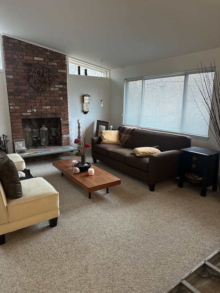 Clean And Spacious 3 Bedroom Home In Ct! - 그리니치