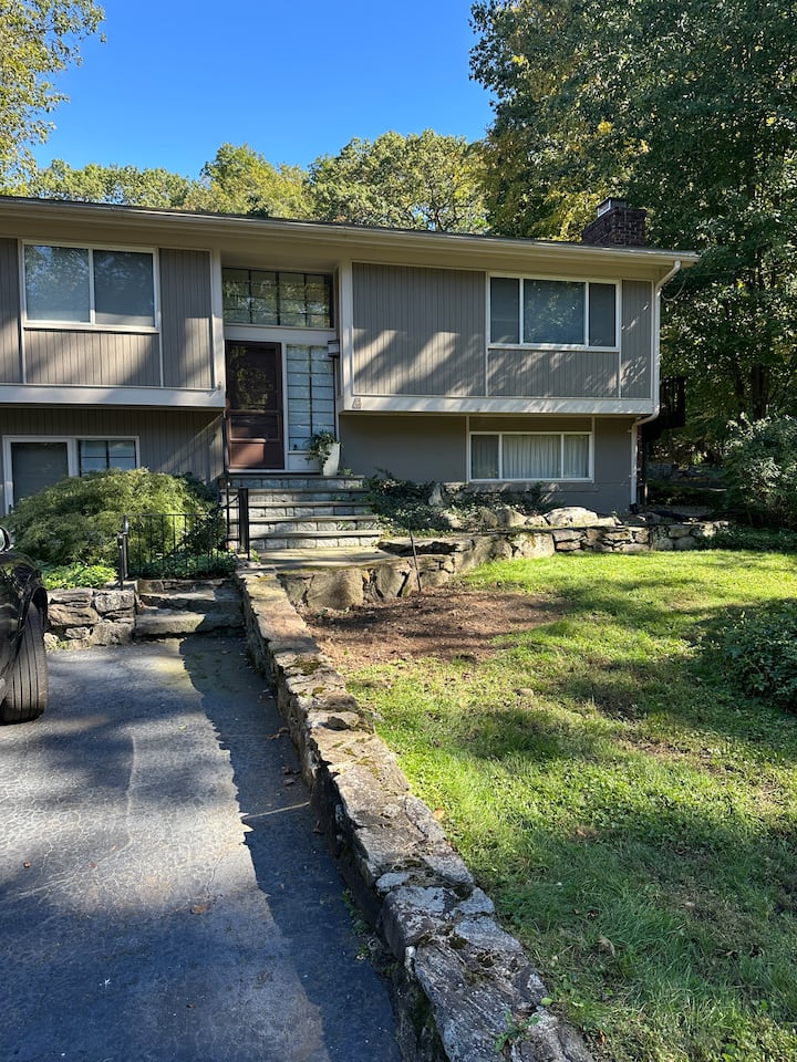 Clean And Spacious 3 Bedroom Home In Ct! - Greenwich
