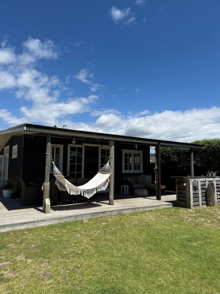 Cheerful 2 Bedroom Cottage, And 2 Bedroom Sleepout - Whangamatā