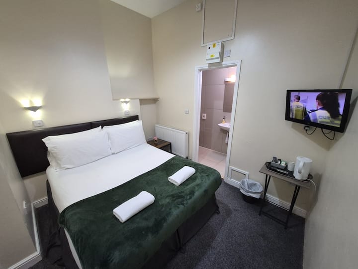 Hotel – Small Double Room With Ensuite (Sleeps 2) - Gosport