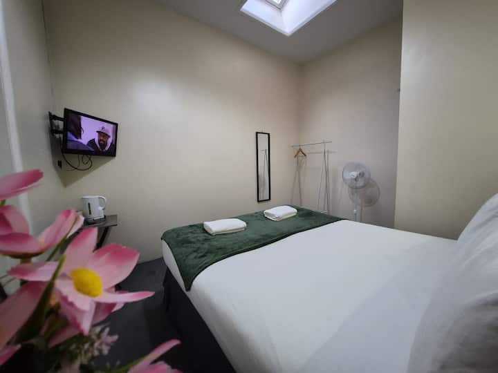 Hotel - Small Ensuite Double Room - Fareham