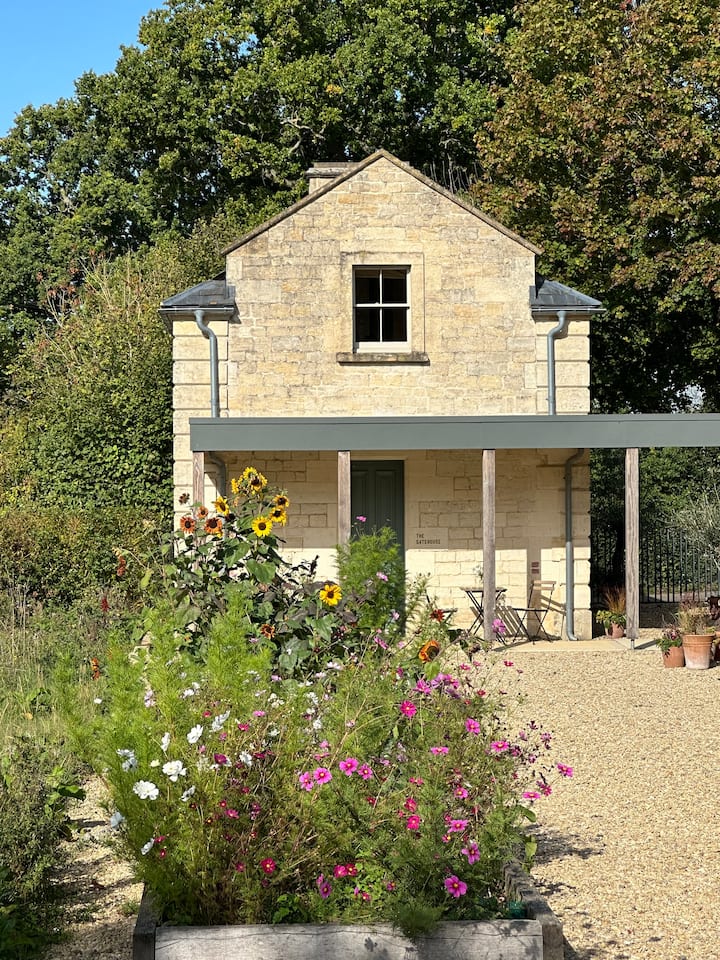 Idyllic Cotswolds Gatehouse | Standish - Nailsworth