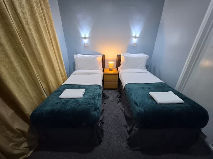 Hotel - Ground Floor En-suite Twin Room Sleeps 2 - Fareham