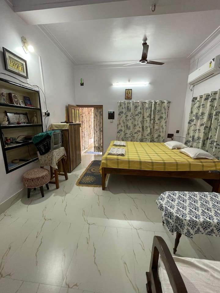 Room With Independent Entry, Pvt Kitchen - Santiniketan