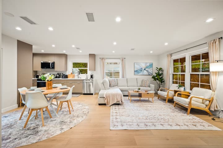Modern 2bed 2bath W/pool & Ev Charger | Fast Wi-fi - Calabasas, CA
