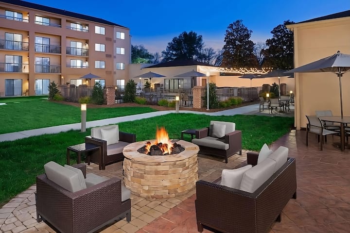 Rare Find! Outdoor Pool, Free Airport Shuttle! - Raleigh, NC