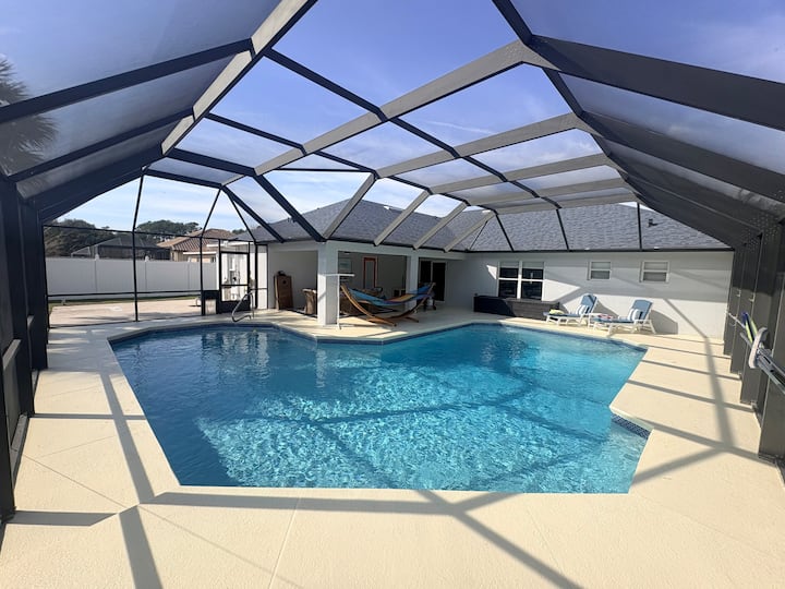 Huge 7ft+ Deep Saltwater Solar Heated Pool - Palm Coast, FL