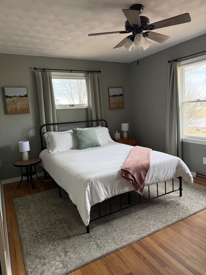 2br/2ba Near Hospital | Pet-friendly + Garage - Western Illinois University, Macomb