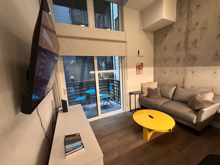 First Hill Broadway: 8" King Bed W/ 55" Smart Tv - Ballard - Seattle