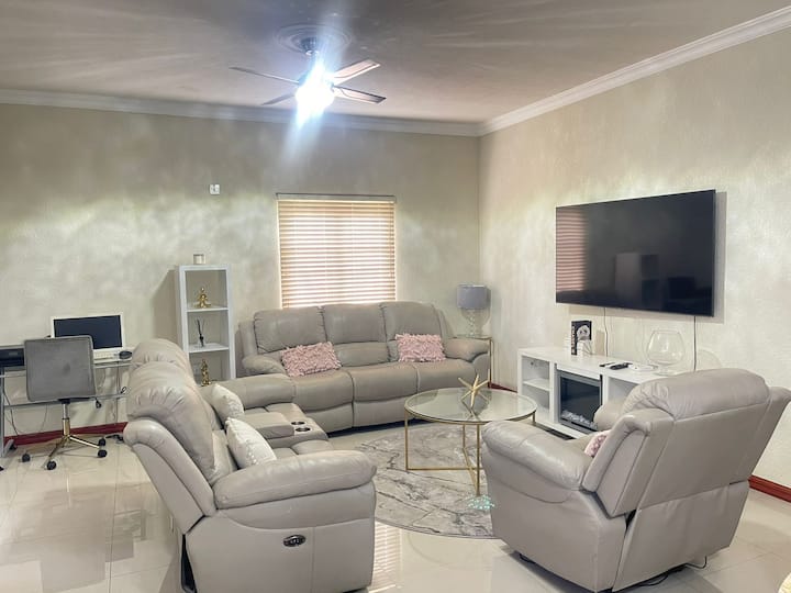 Modern 2 Bedroom With Pool - Kingston