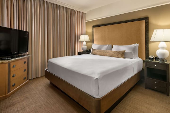 Convenient Scottsdale Stay! Free Parking & Pool! - Scottsdale, AZ