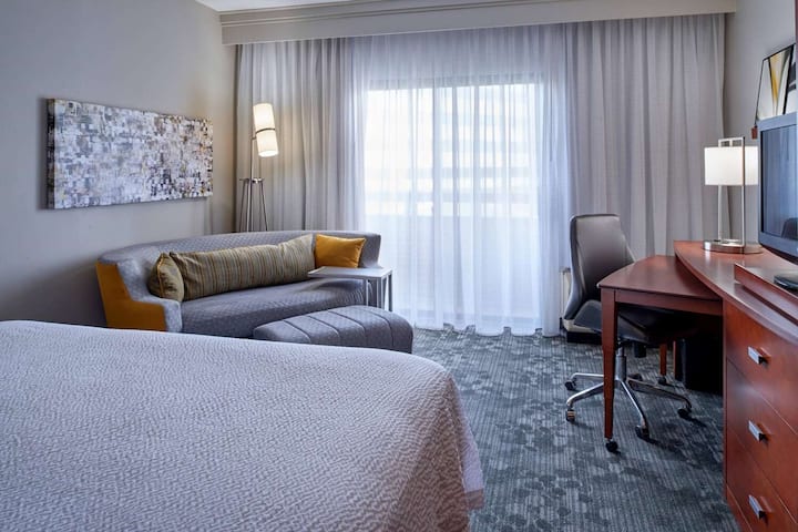 Discover Downtown Indianapolis! Pet-friendly Stay! - Carmel, IN