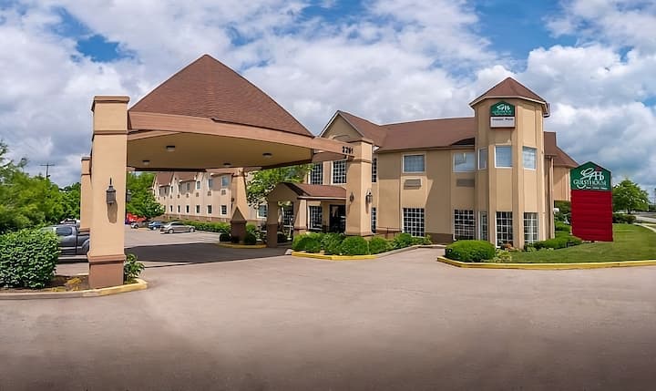 With Free Breakfast & Parking Onsite! - Lexington, KY
