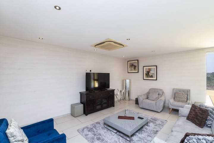 Modern 3bdr Apt @Villaggio - Rooftop Pool & Skybar - Accra