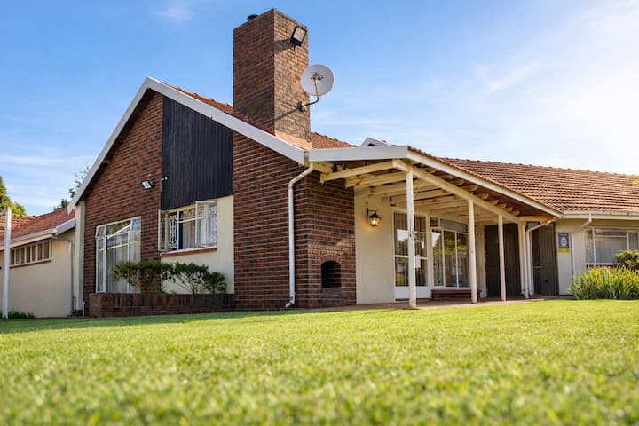 Luxury Garden Villa | Pool & Events | Parking 6+ - Randburg