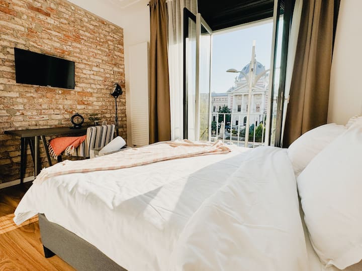 Chic Urbana: Huge & Central 5 Bedroom Gem - Bucarest