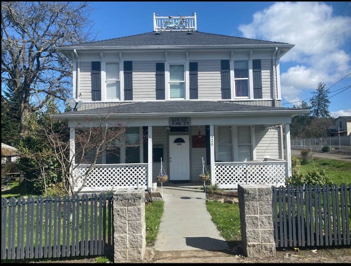 Unit 3 Studio Bedroom With Kitchen And Bathroom - Roseburg, OR