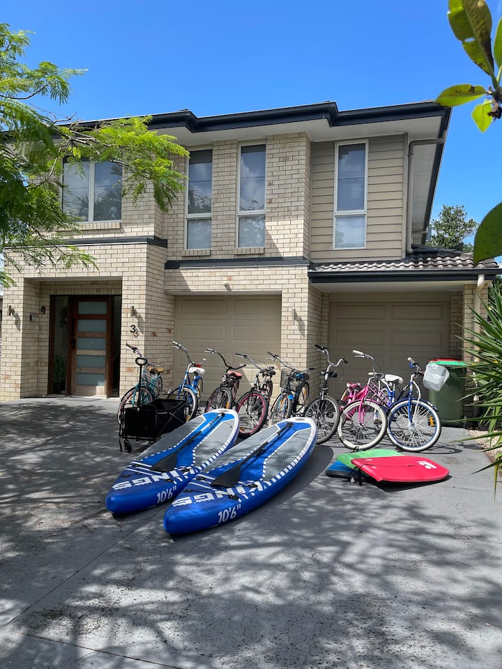 Sunshine Coast Getaway Sleeps 14 - 250m To Beach - Caloundra