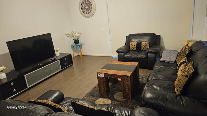 Spacious 4 Bed Home Melton (Near Warrawong Estate) - Melton