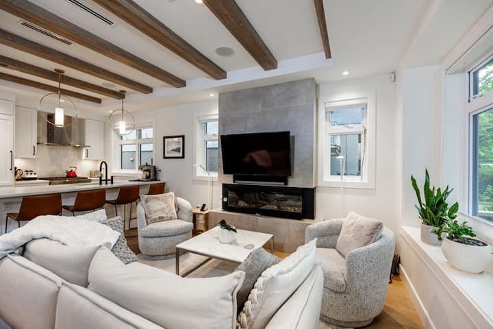 Stylish & Modern Near Main St Shops & Services - Vancouver