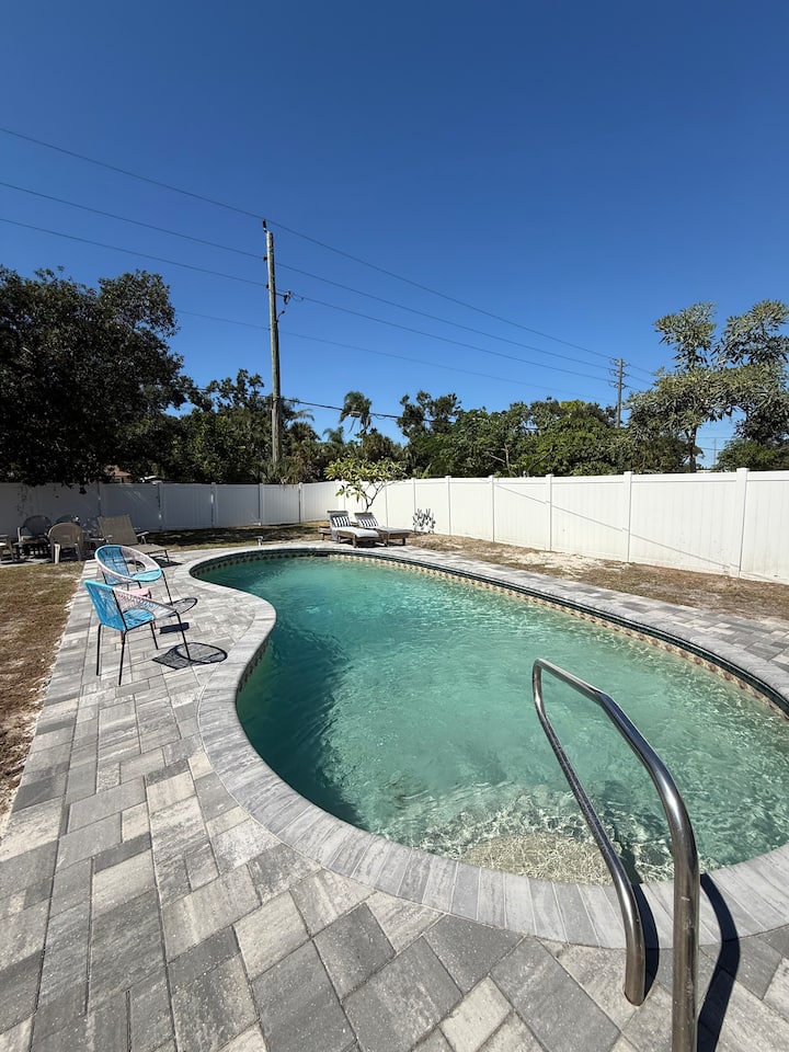 Cozy Chic Pool House 4 Bed 2 Bath Sleeps 8 - Bradenton, FL