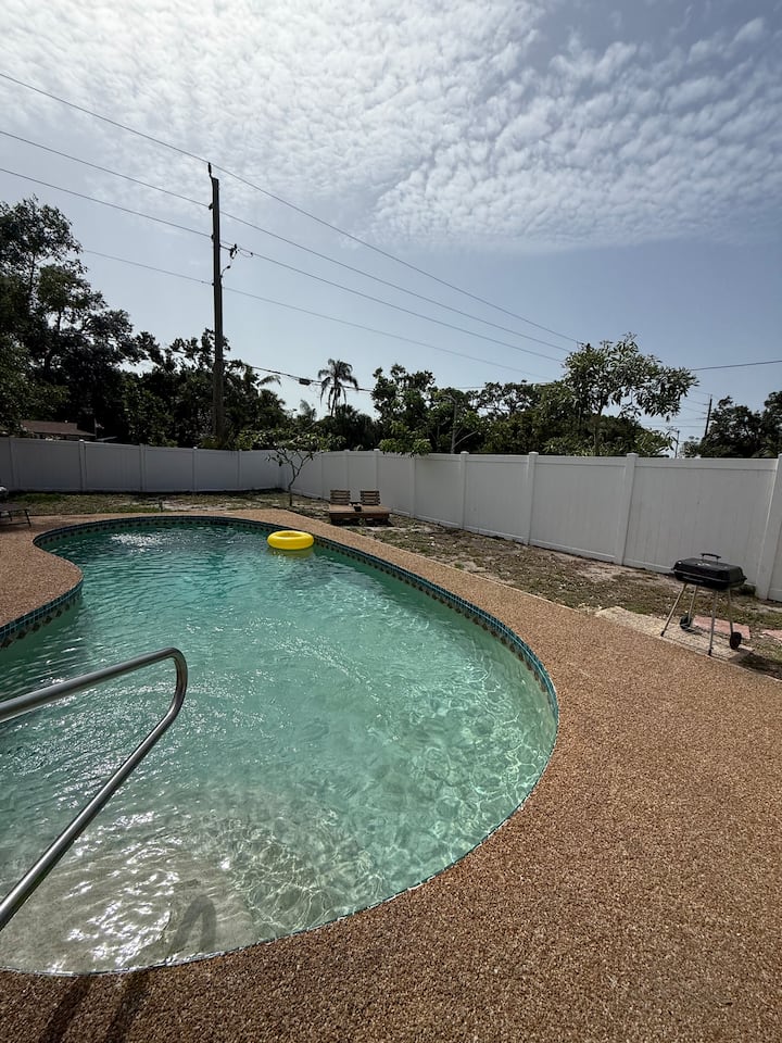 Cozy Chic Pool House 4/2 Sleeps 8 - Bradenton