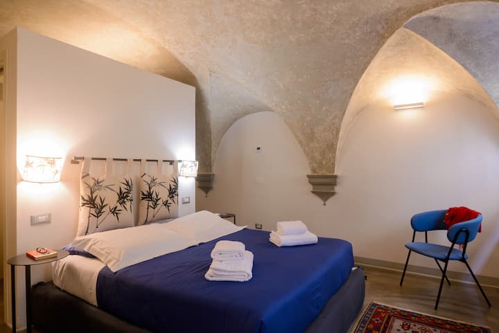 Blue: History And Family In Historic Florence - Florencia