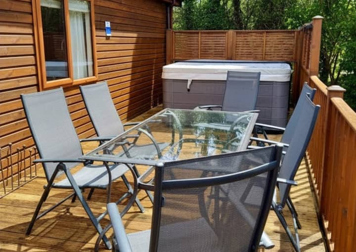 Devon Comfort Lodge With Hot Tub In South Devon - 애쉬버턴