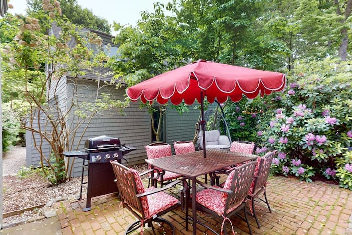 Dog-friendly, Two-story Condo With Community Pool - Oak Bluffs, MA